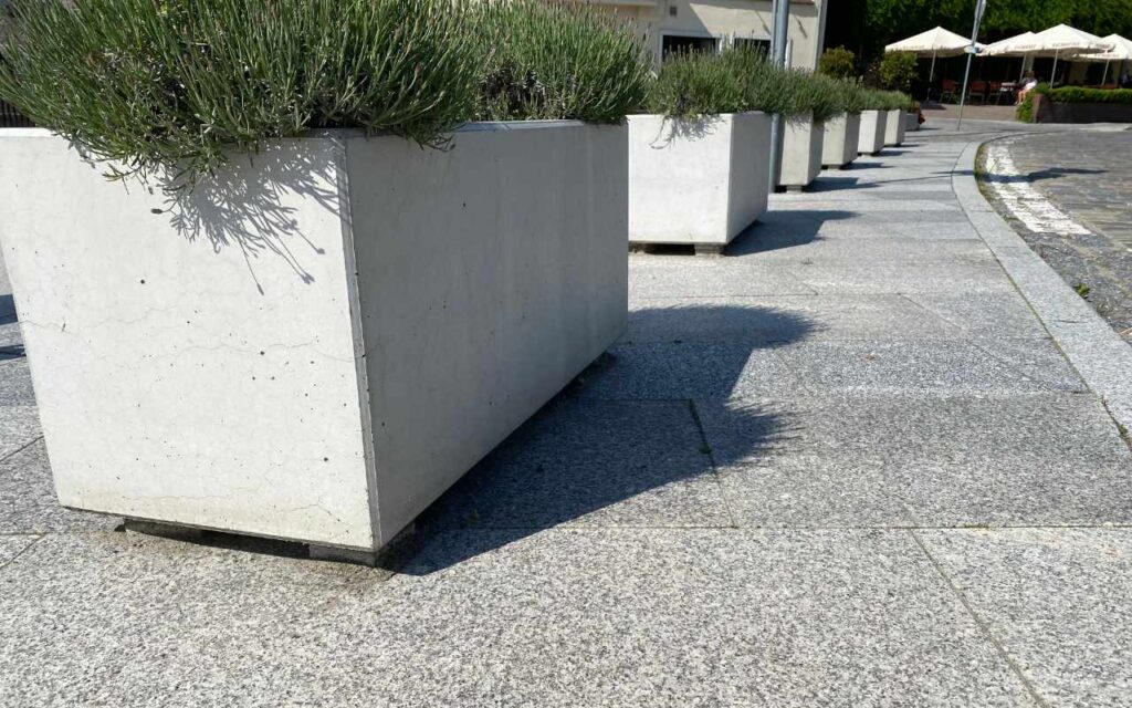 Jak czyścić donice betonowe do ogrodu?